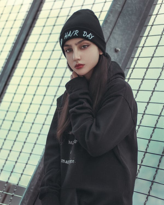 Descubre cómo lograr un outfit espectacular combinando la ropa negra ...